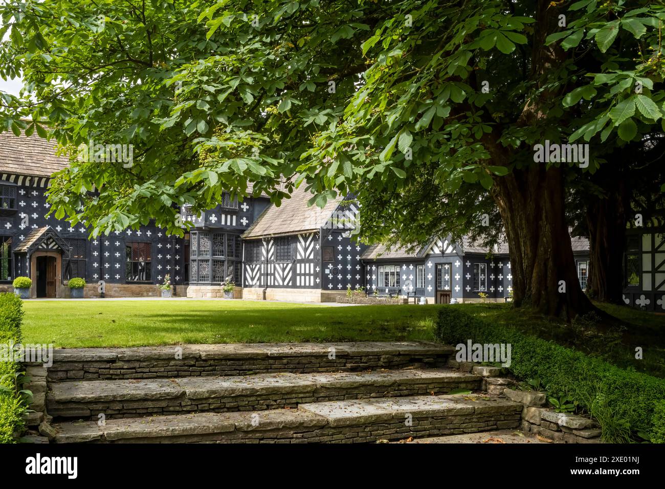 14th century manor house hi-res stock photography and images - Alamy