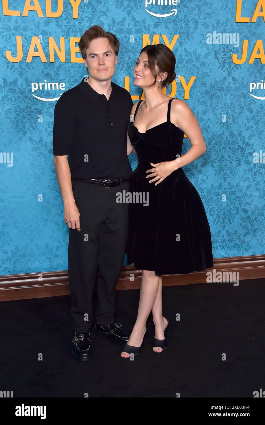 Martin Taube und Emily Bader bei der Premiere der Amazon Prime Video ...