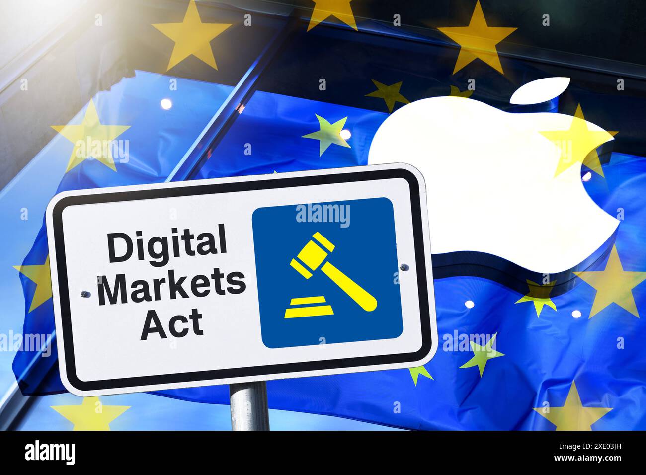 FOTOMONTAGE, Schild mit Aufschrift Digital Markets Act vor EU-Fahne und Apple-Logo ...