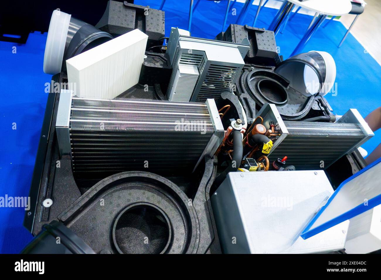 Ventilation unit with active thermodynamic recovery and inverter ...