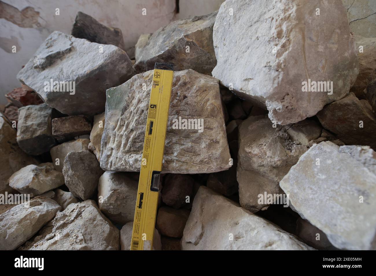 PRODUCTION - 24 June 2024, Saxony-Anhalt, Quedlinburg: Demolition ...