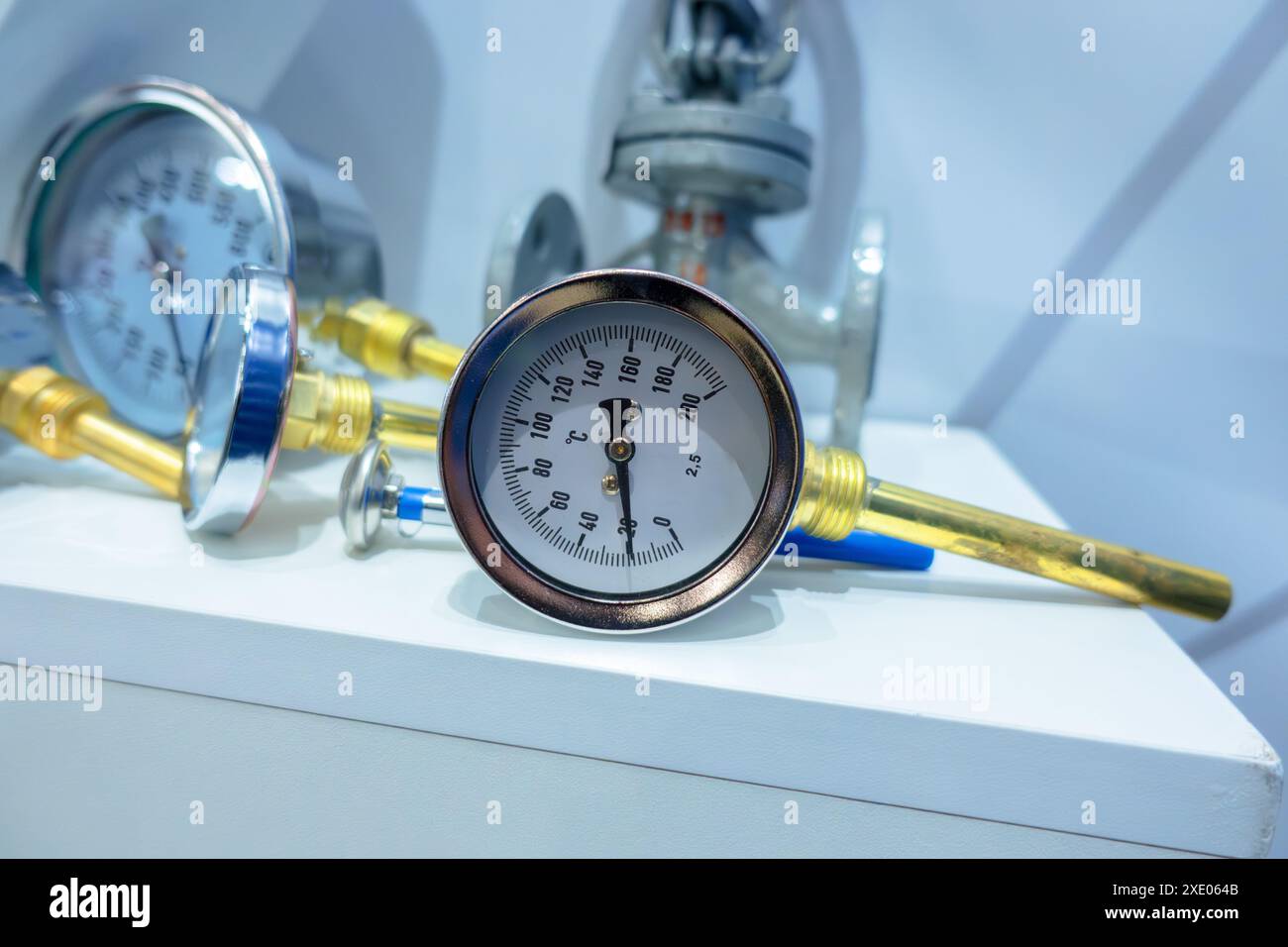 Bimetal thermometers for temperature measurement in heating, water ...