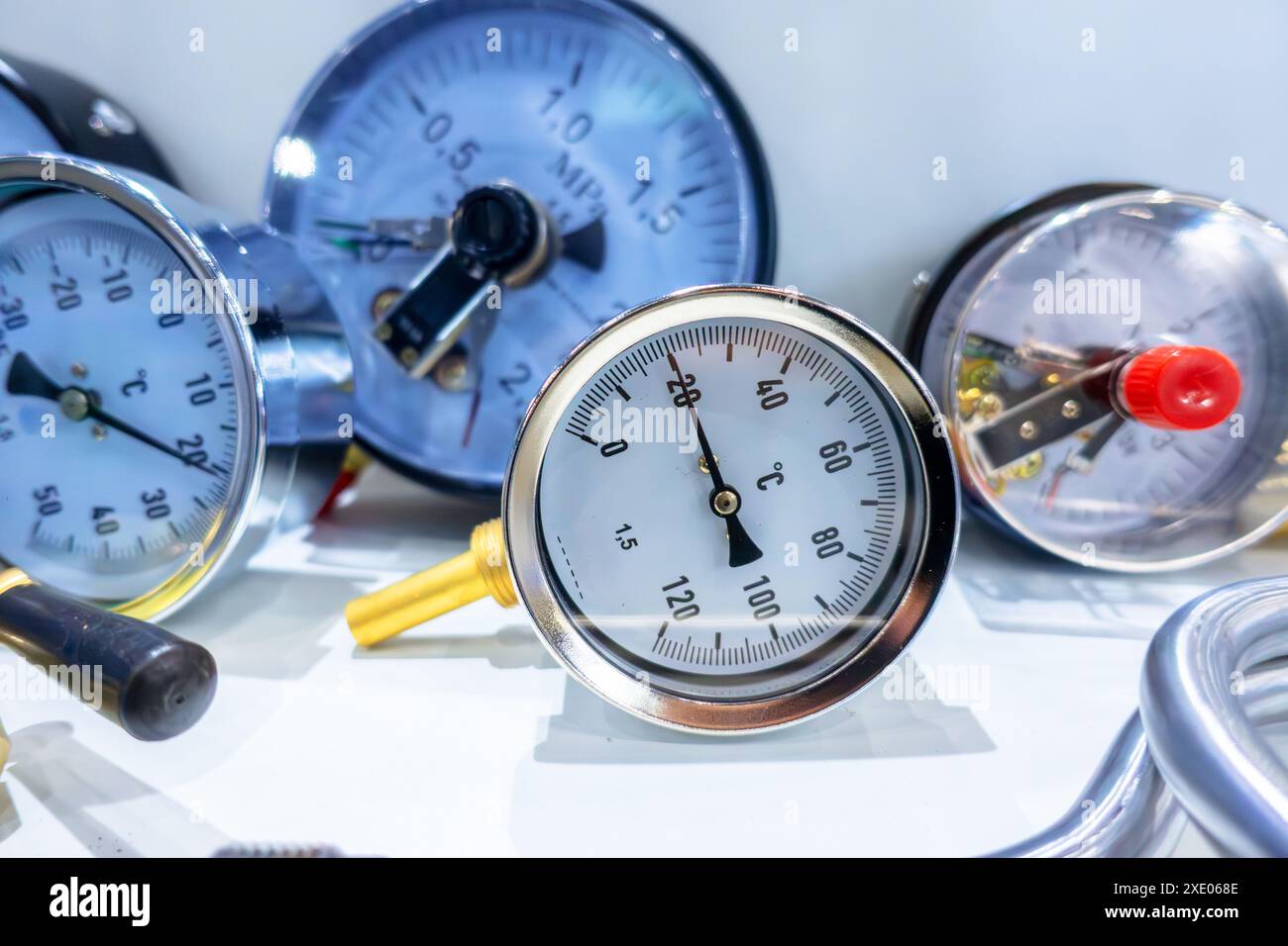 Bimetal thermometers for temperature measurement in heating, water ...