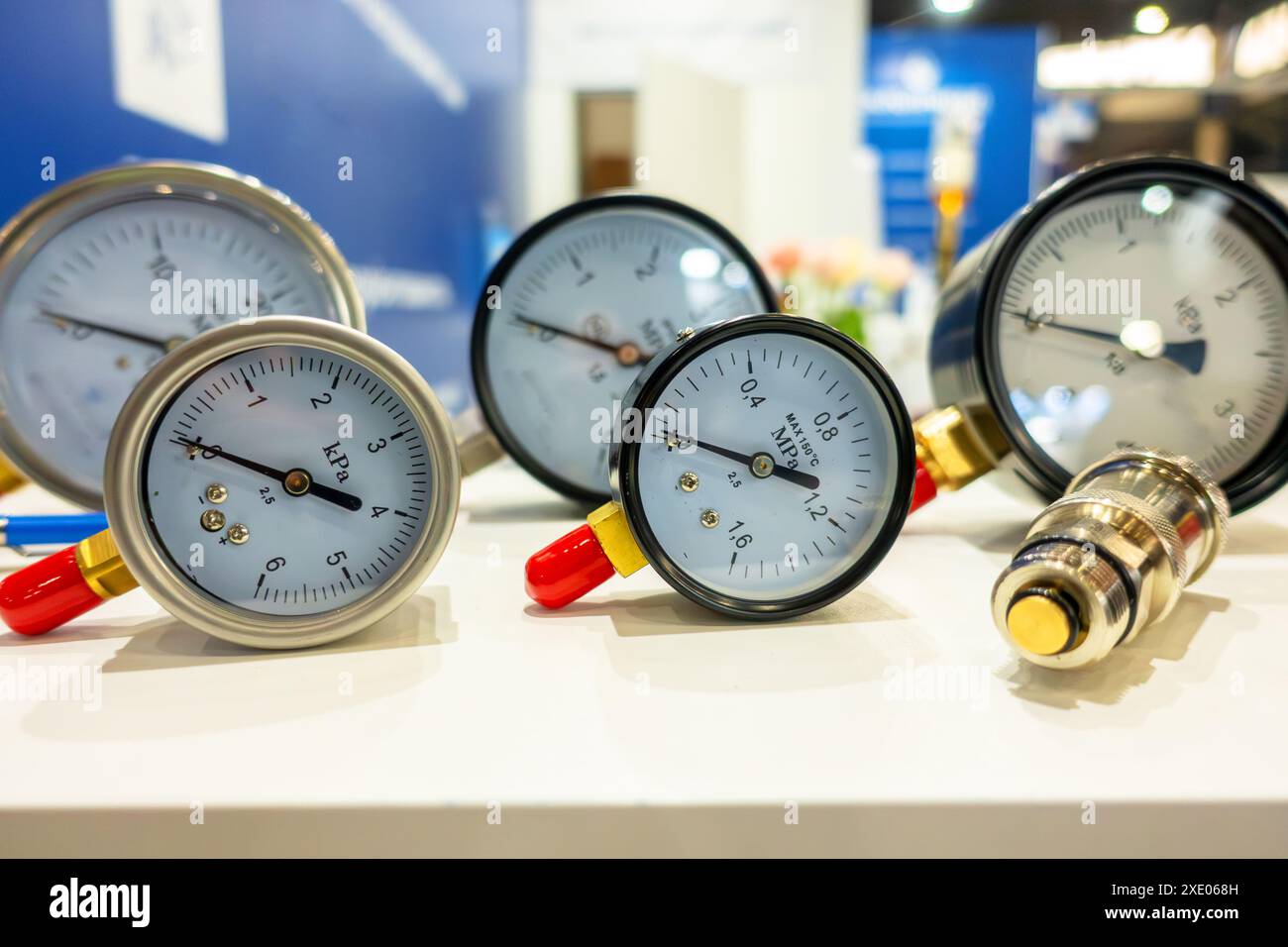 Pressure and vacuum gauge for measuring excess and vacuum pressure of ...