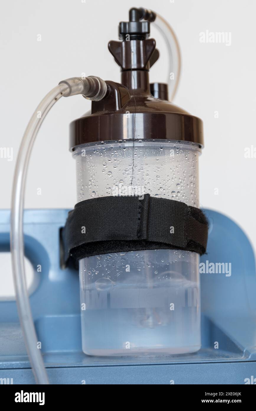 Medical oxygen for respiration - respiratory gas humidifier from oxygen ...