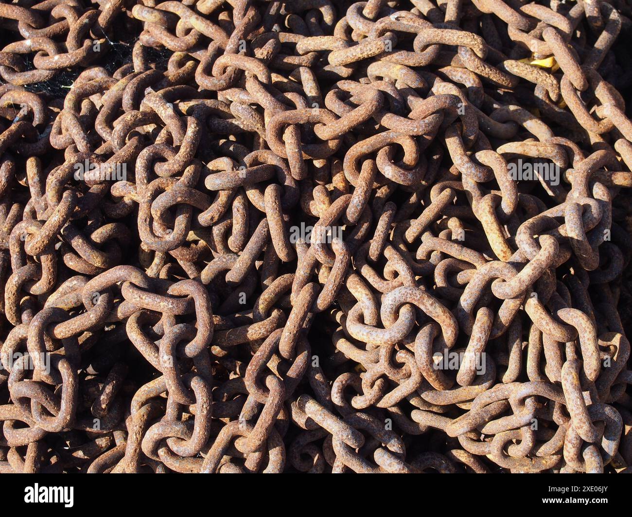 Full frame image of a tangled pile of old rusty steels chains Stock ...