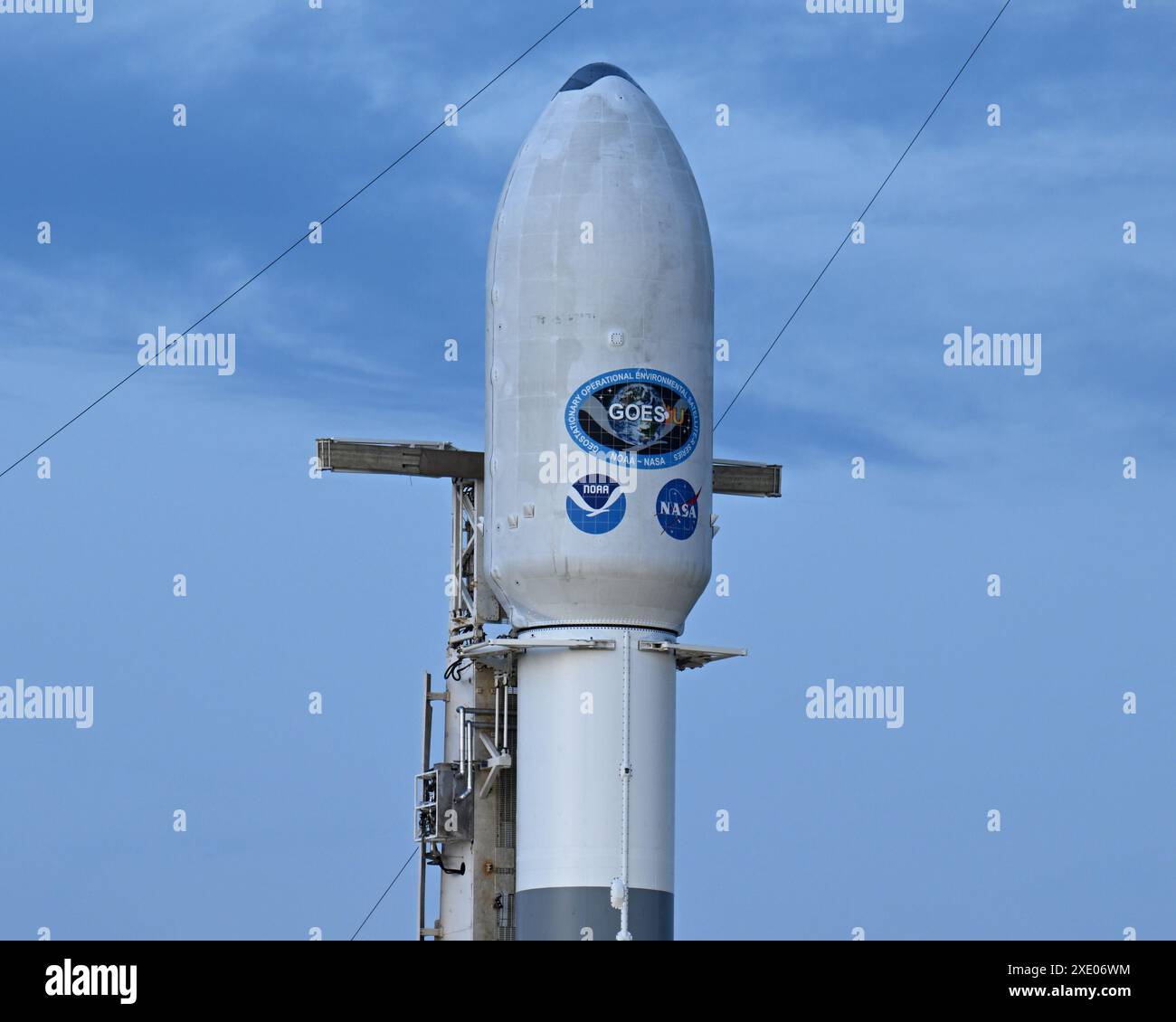 Falcon 9 fairing hi-res stock photography and images - Alamy