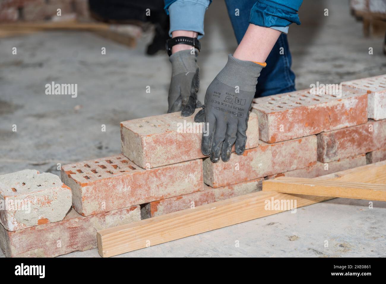 Craftsman builds wall with chimney bricks - mason Stock Photo - Alamy