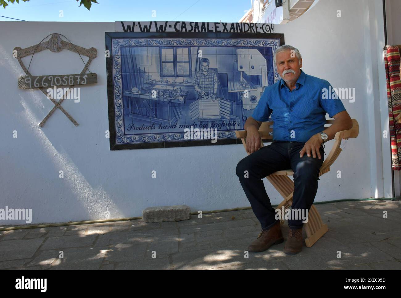 Portugal, Monchique, 16.06.2024 Manuel Alexandre, der Mann hinter den ikonischen Scherenstuehlen ...