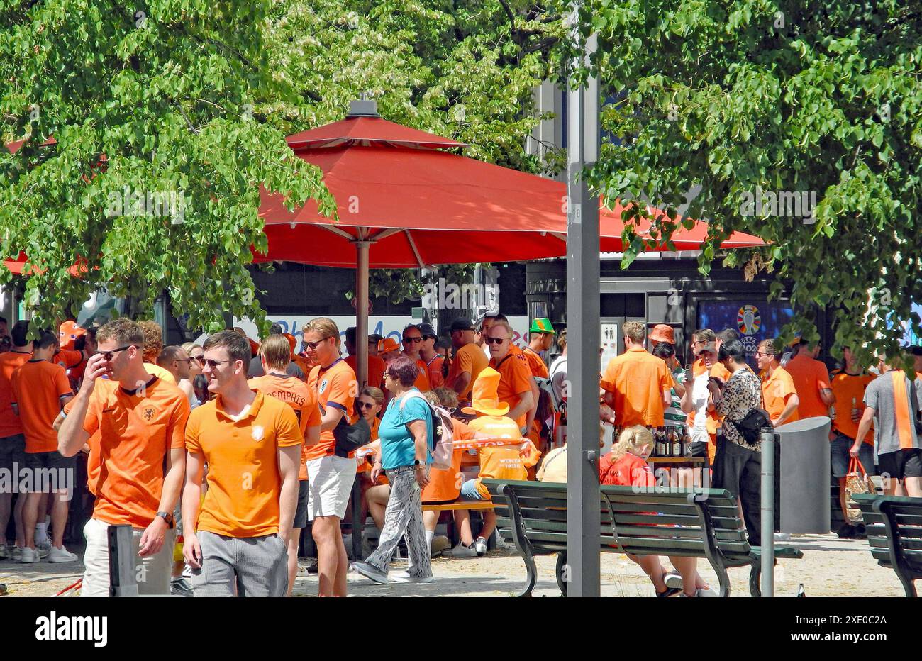 Orange-Fans in Berlin *** Orange Fans in Berlin Stock Photo - Alamy