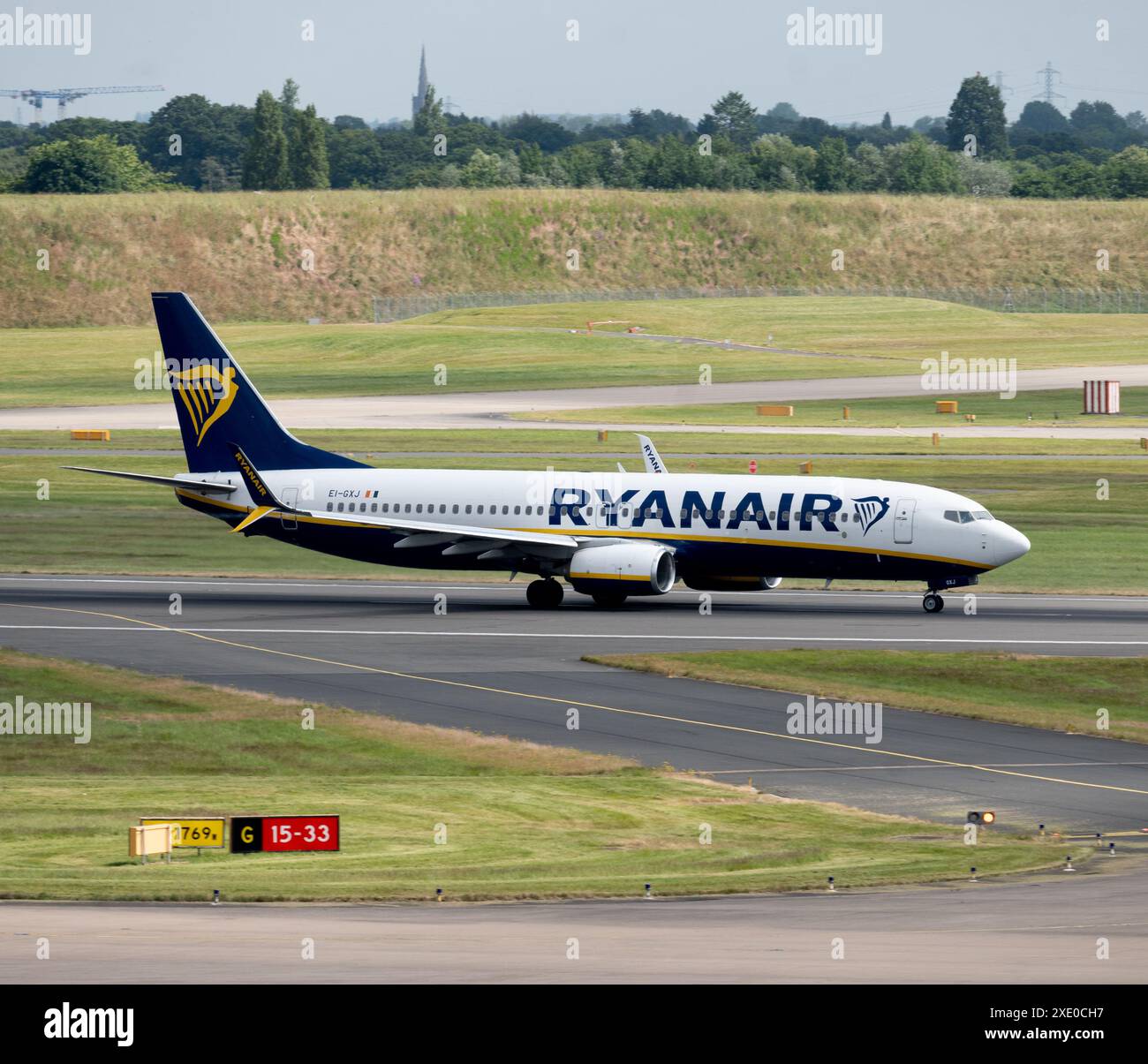 Ryanair Boeing 737-8AS landing at Birmingham Airport, UK (EI-GXJ Stock ...
