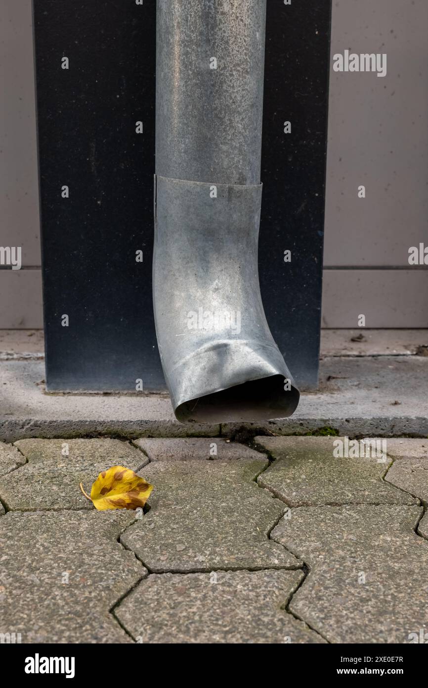Old gutter metal rain drain hi-res stock photography and images - Alamy