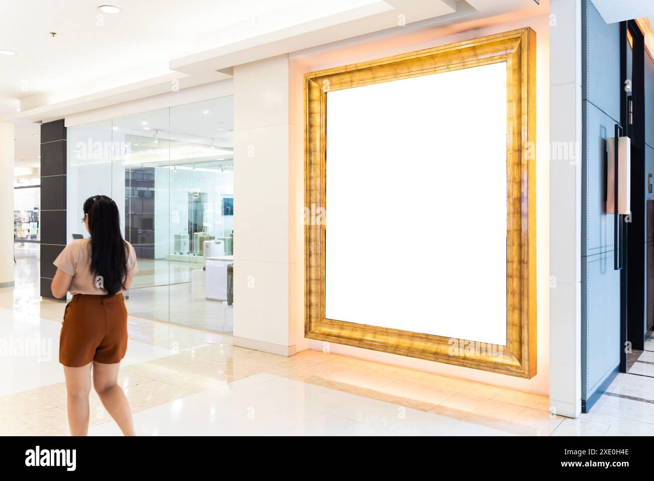 Shopping mall interior information hi-res stock photography and images ...