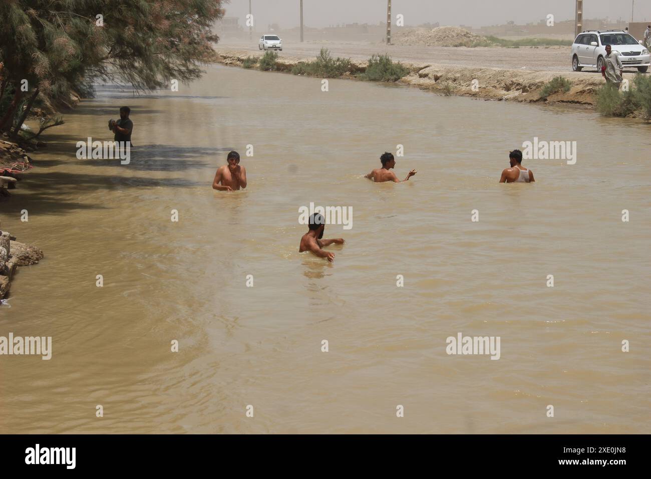 Nimroz, Afghanistan. 25th June, 2024. Afghans cool themselves in a ...