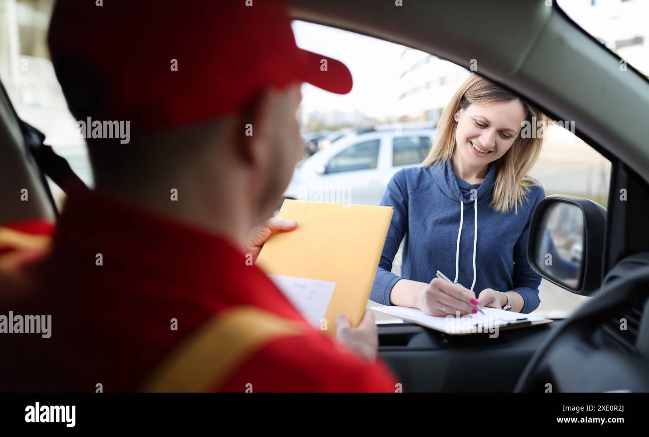 Woman receiving a letter hi-res stock photography and images - Alamy