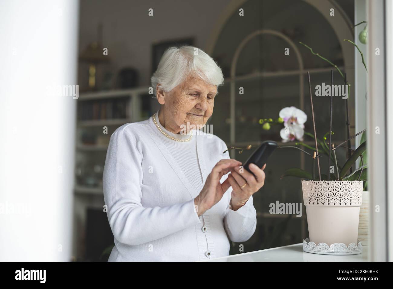 Elderly woman fragile alone hi-res stock photography and images - Alamy