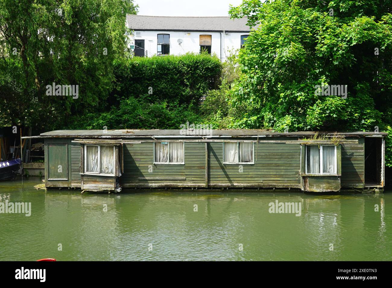 Floating mobile home on the River Cam at Cambridge Stock Photo - Alamy