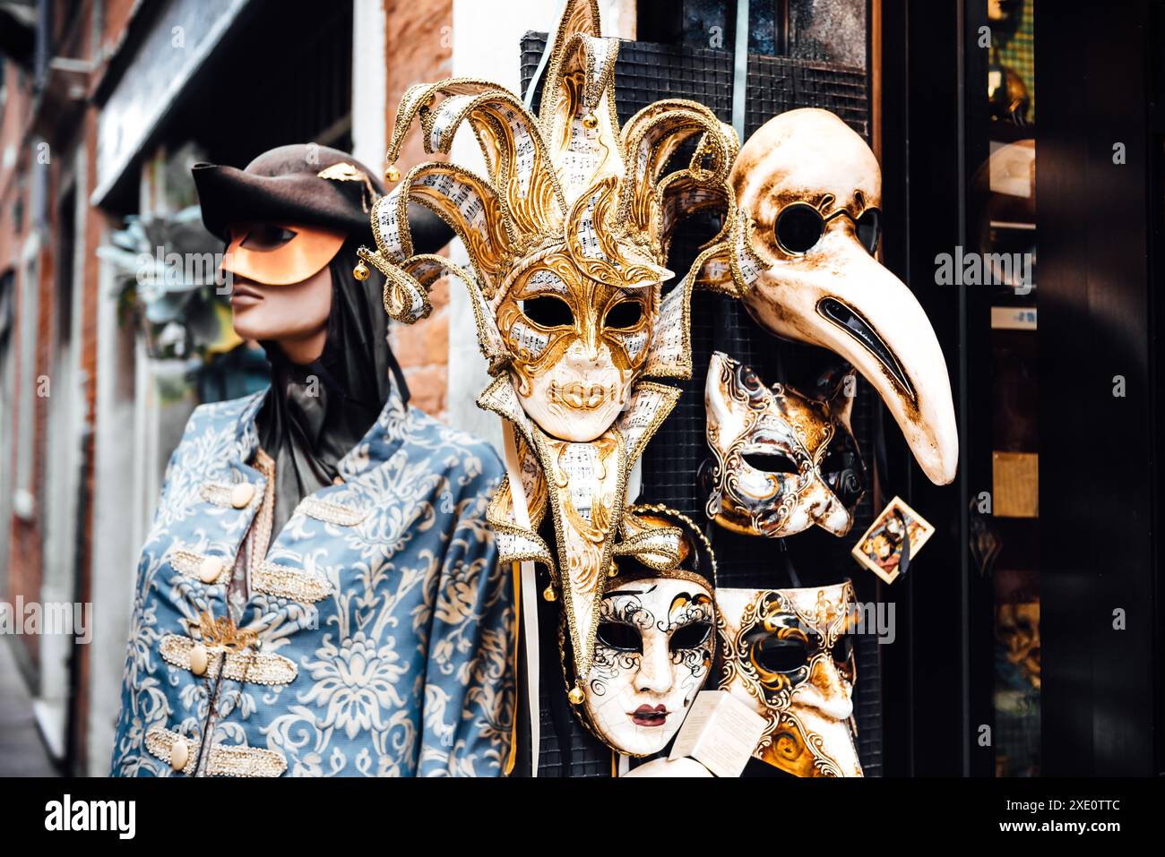 Venetian shop window with masks Stock Photo - Alamy