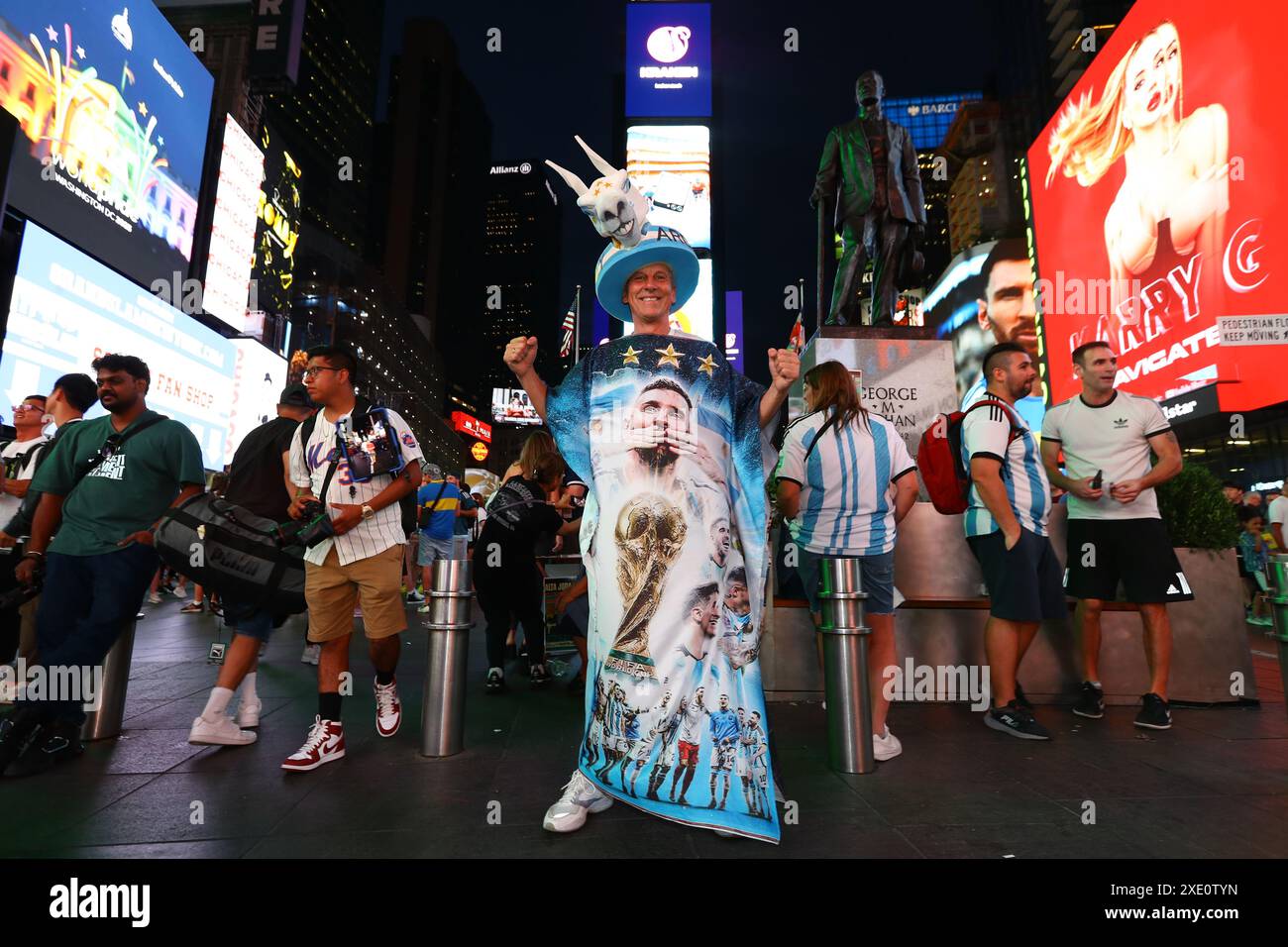 Argentine soccer fans gather in Times Square to cheer for their team in ...