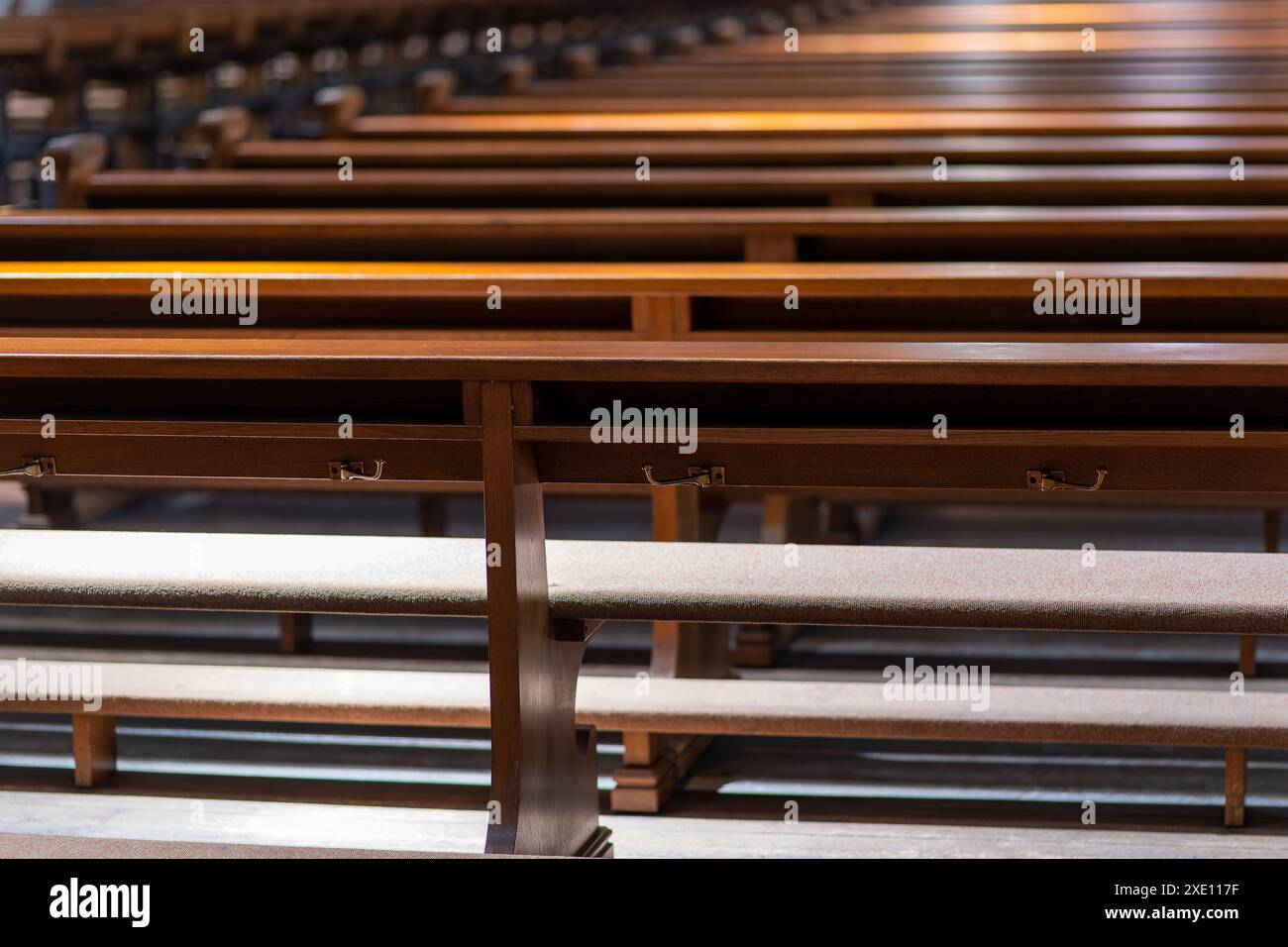 Row benches in church hi-res stock photography and images - Alamy