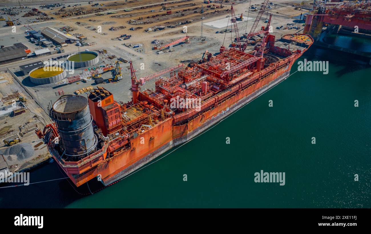 Tanker and oil rig in port for maintenance work Stock Photo - Alamy