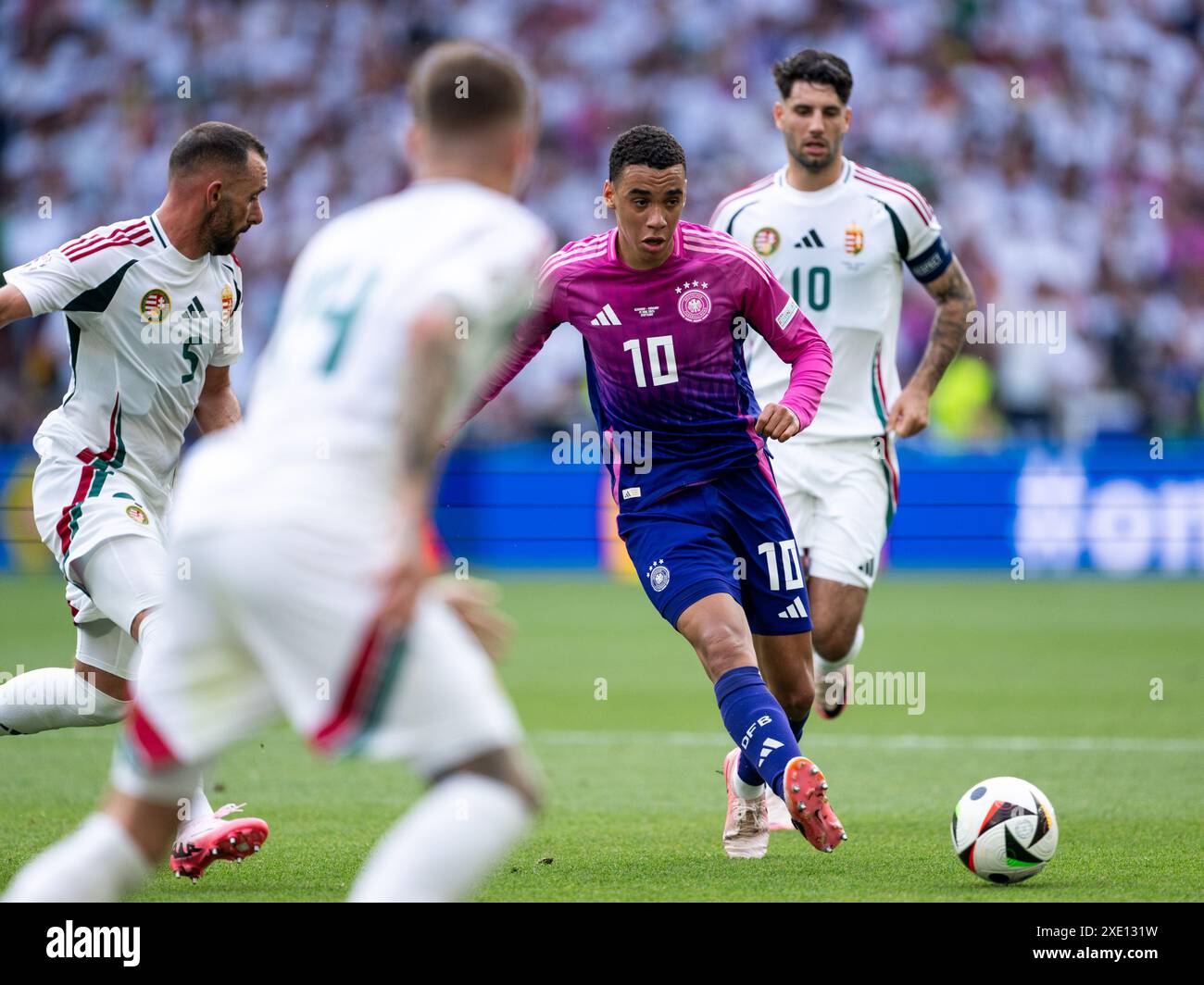 Jamal Musiala (Deutschland, #10) im Zweikampf, GER, Germany (GER) vs ...