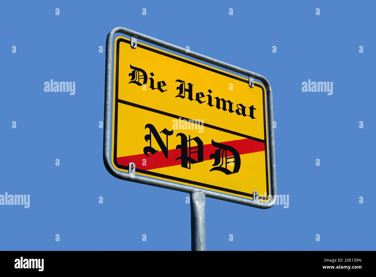 Ortsschild mit NPD und Die Heimat Ortsschild mit NPD und Die Heimat, 25 ...