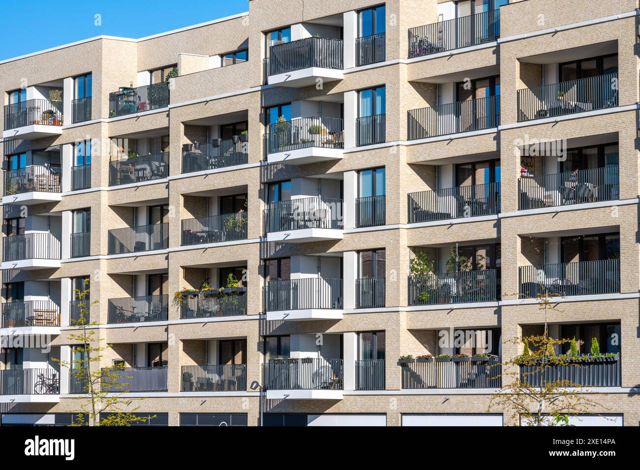 Facade modern apartment building hi-res stock photography and images ...