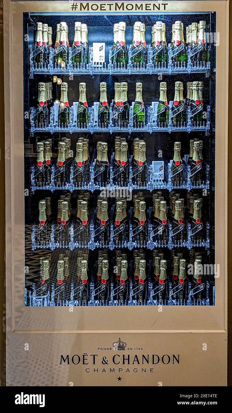 Wine vending machine hi-res stock photography and images - Alamy