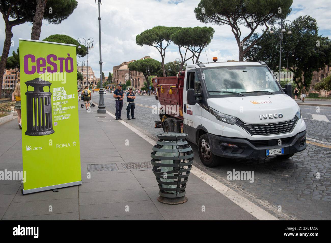 Sistemazione e presentazione dei nuovi cestini su Via de Fori Imperiali - Roma, Italia - Nella ...