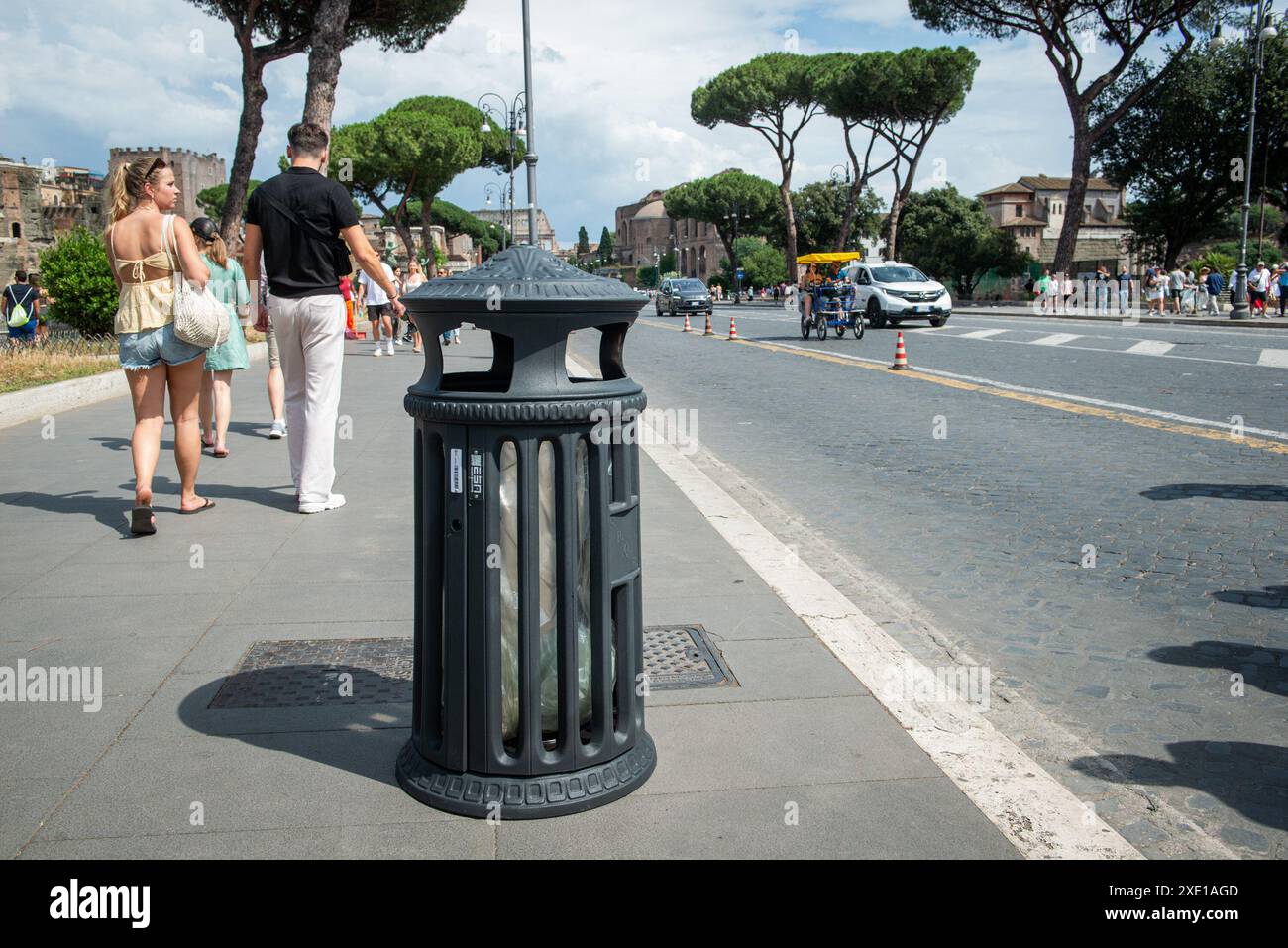 Sistemazione e presentazione dei nuovi cestini su Via de Fori Imperiali - Roma, Italia - Nella ...
