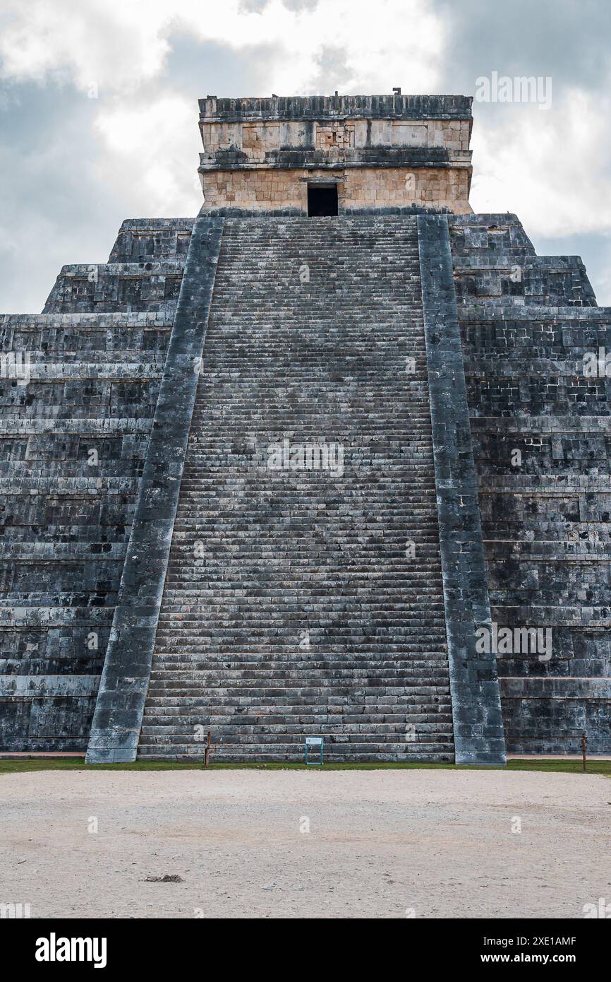 Temple of Kukulcan in Chichen Itza Stock Photo - Alamy