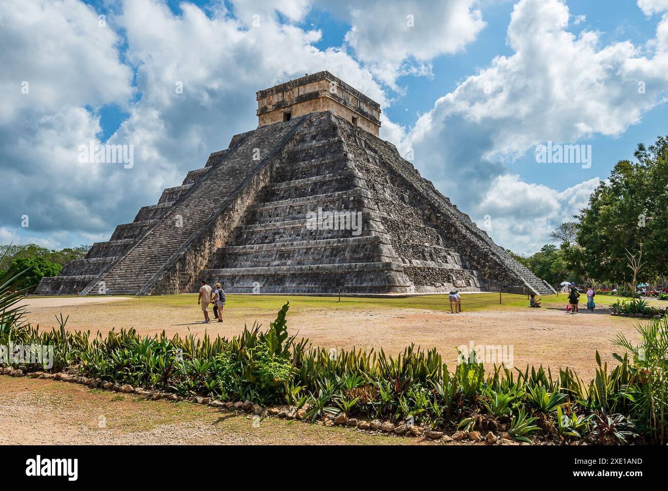 Temple of Kukulcan in Chichen Itza Stock Photo - Alamy
