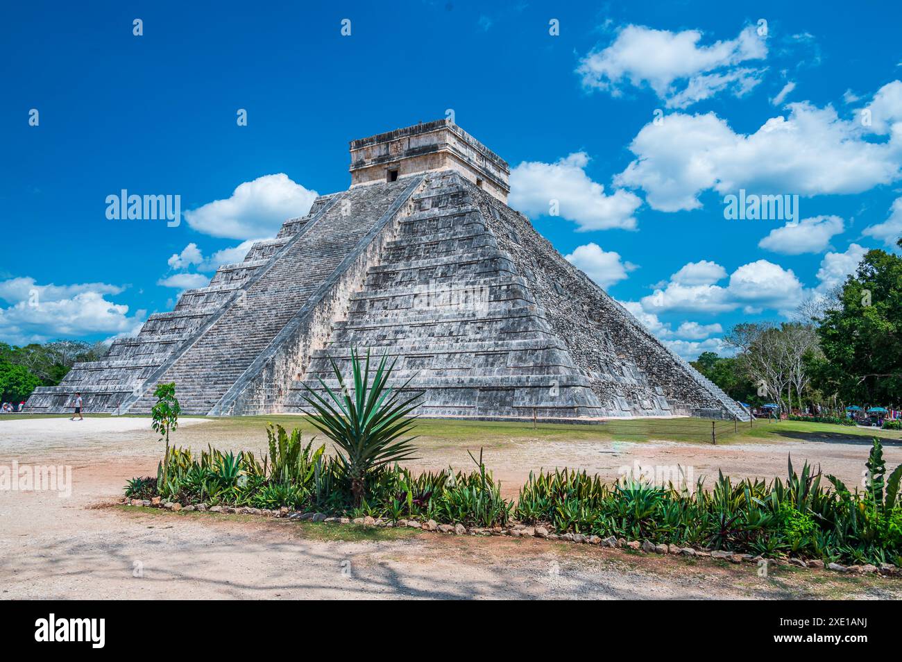 Temple of Kukulcan in Chichen Itza Stock Photo - Alamy
