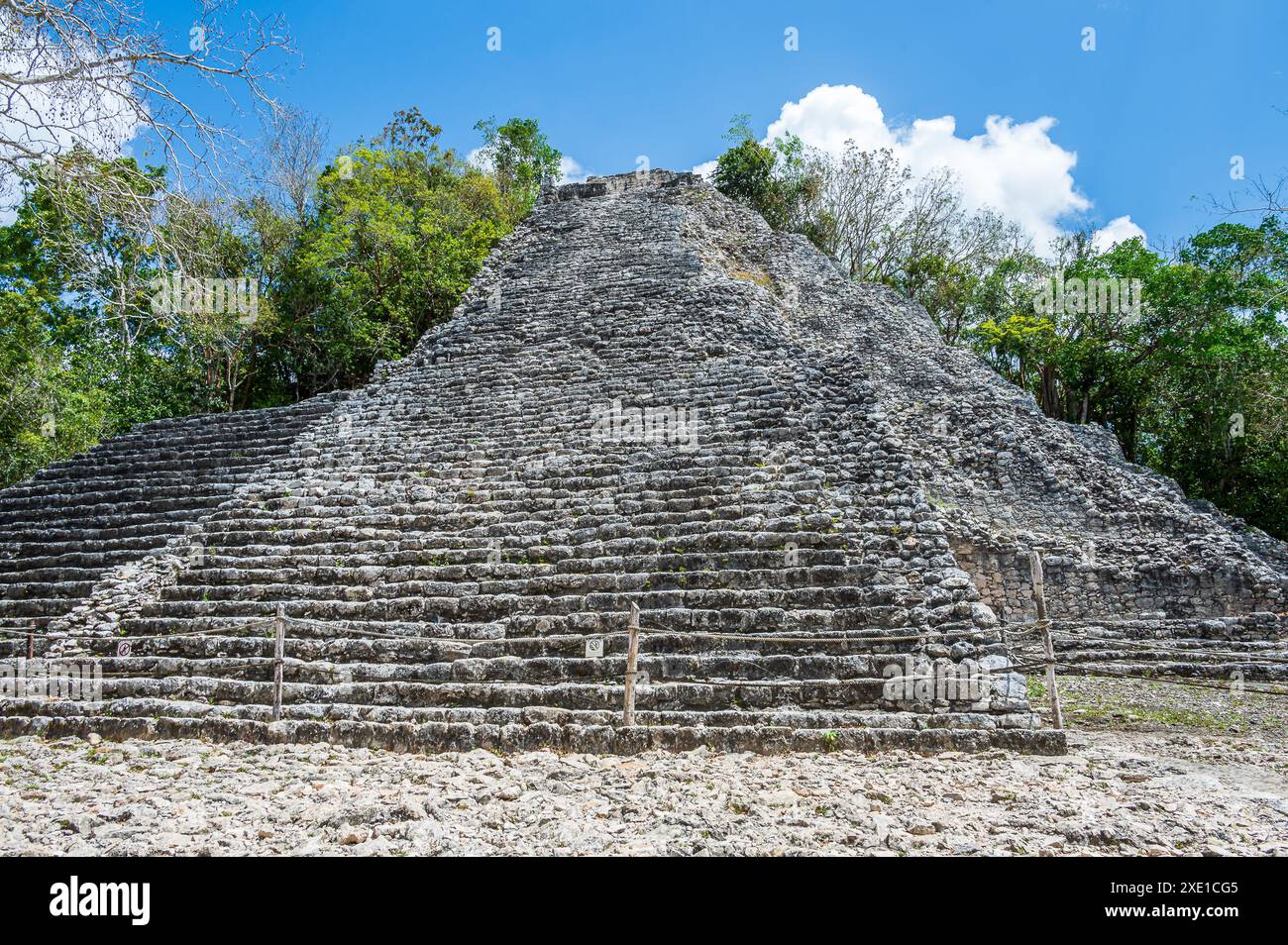 Pyramid building maya archeological hi-res stock photography and images ...