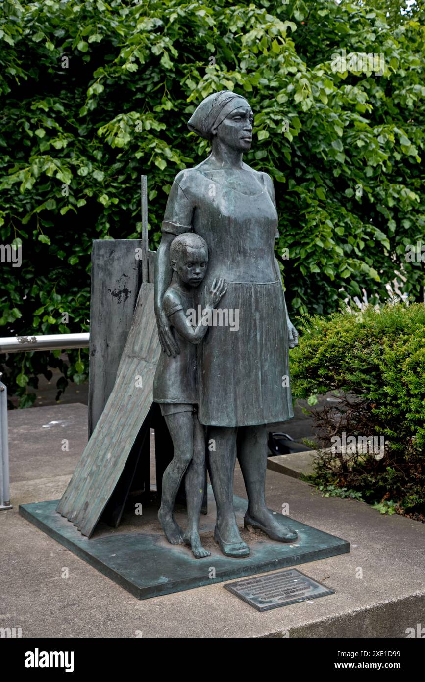 "Woman And Child" a statue by Anne Davidson on Lothian Road, Edinburgh ...