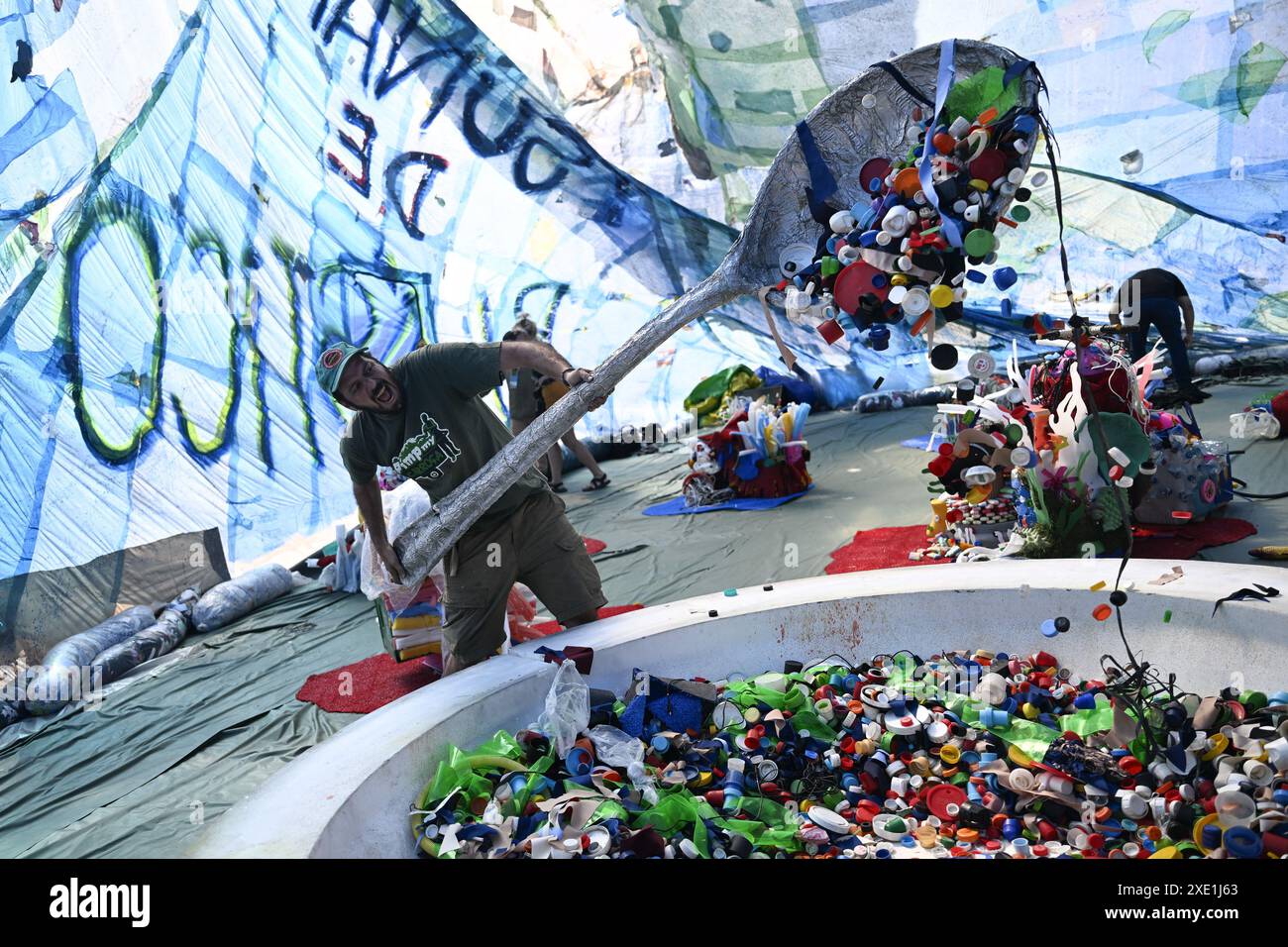 DF - BRASILIA - 06/25/2024 - BRASILIA, THE PLASTIC TSUNAMI - View of a ...