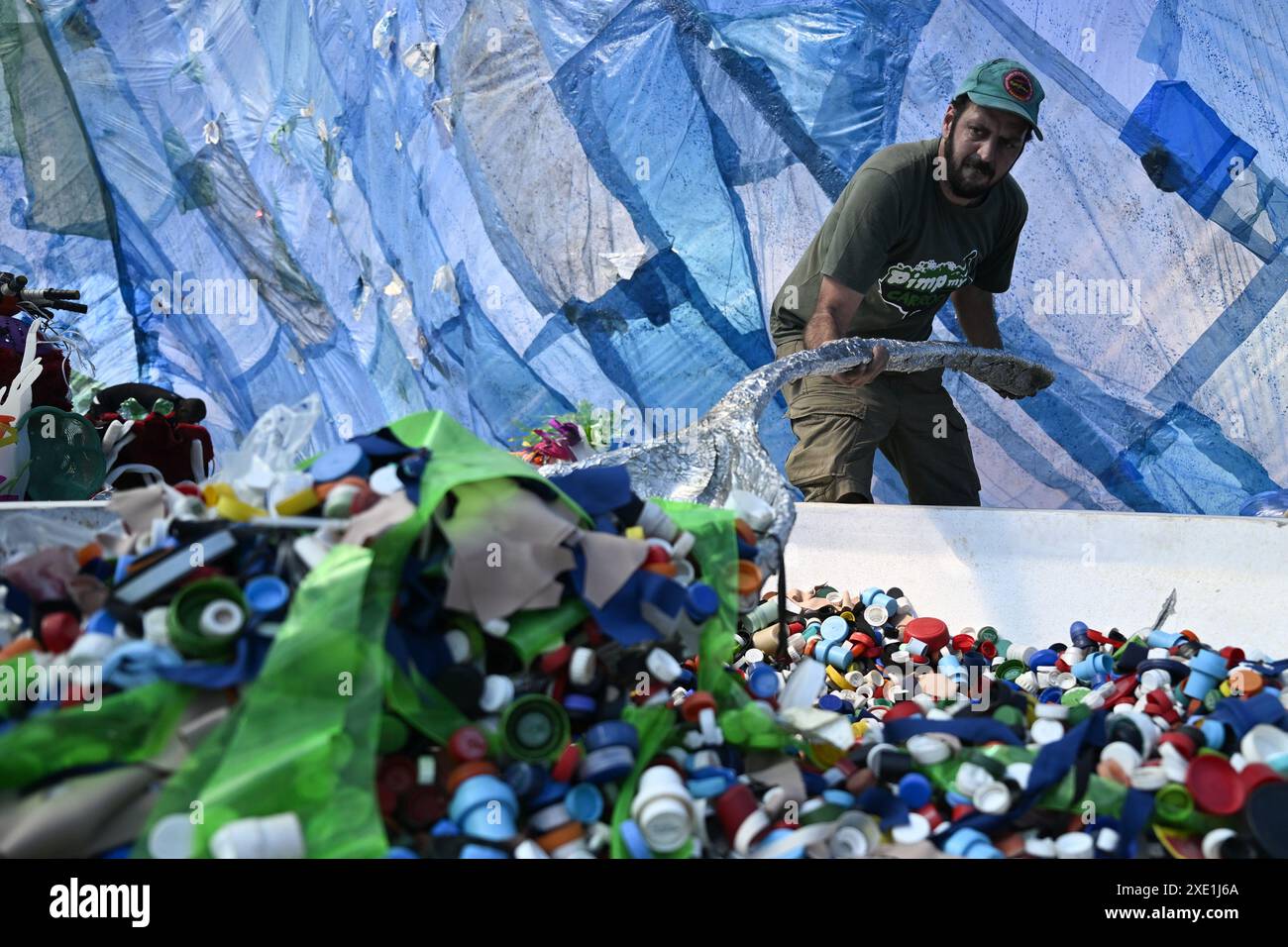 DF - BRASILIA - 06/25/2024 - BRASILIA, THE PLASTIC TSUNAMI - View of a ...