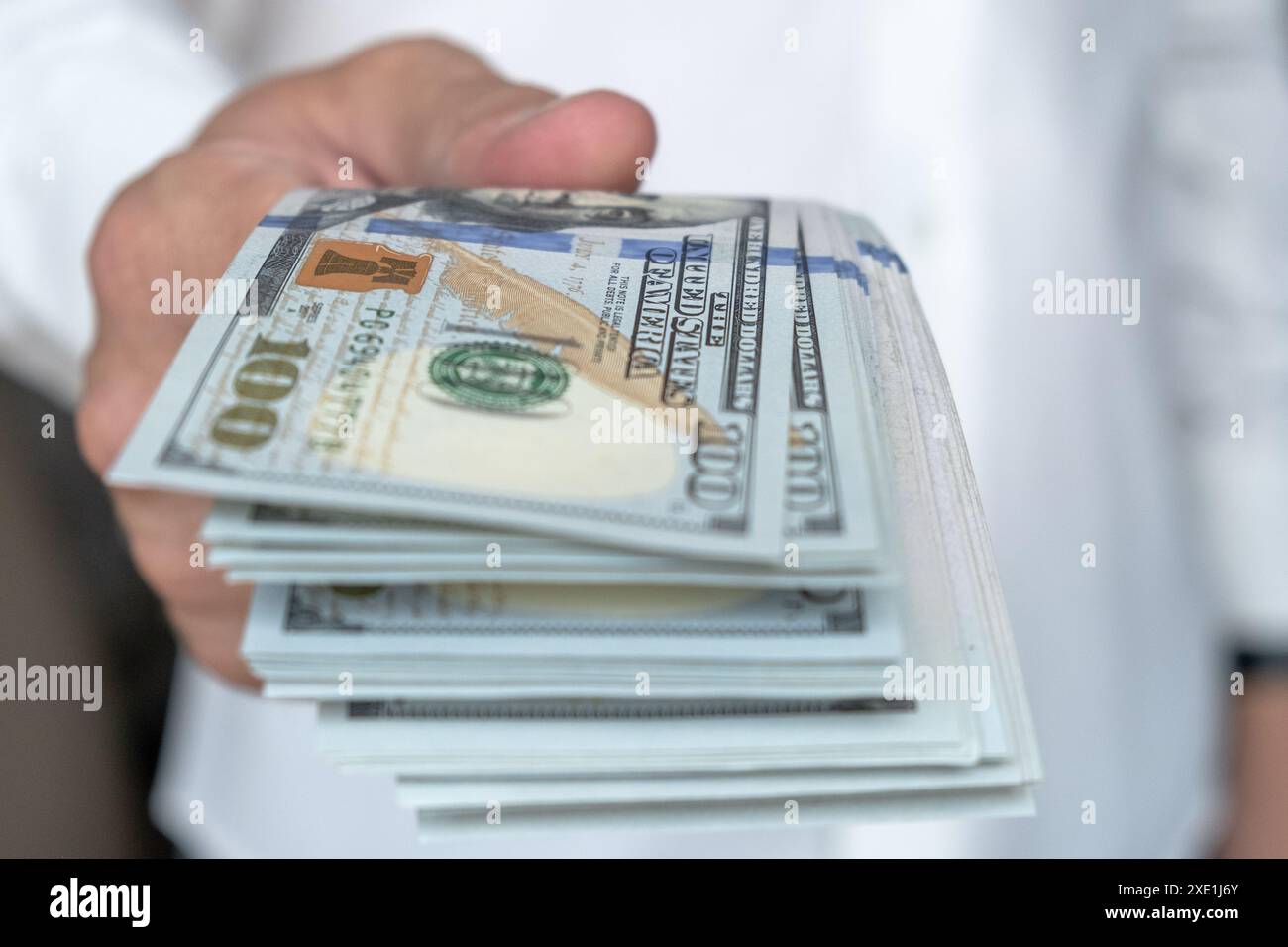 Hand counting cash hi-res stock photography and images - Alamy