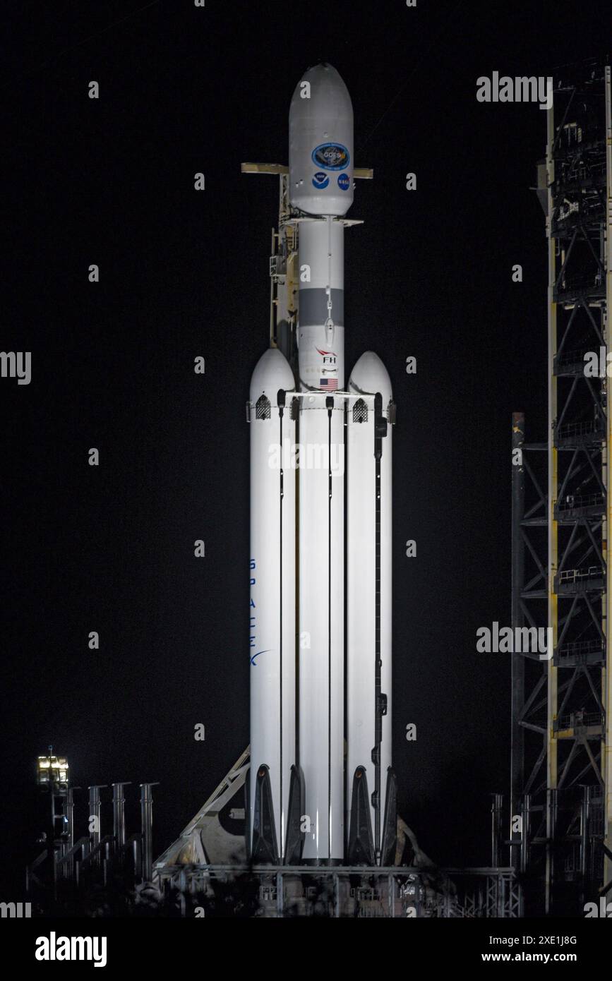 Falcon heavy booster landing hi-res stock photography and images - Alamy