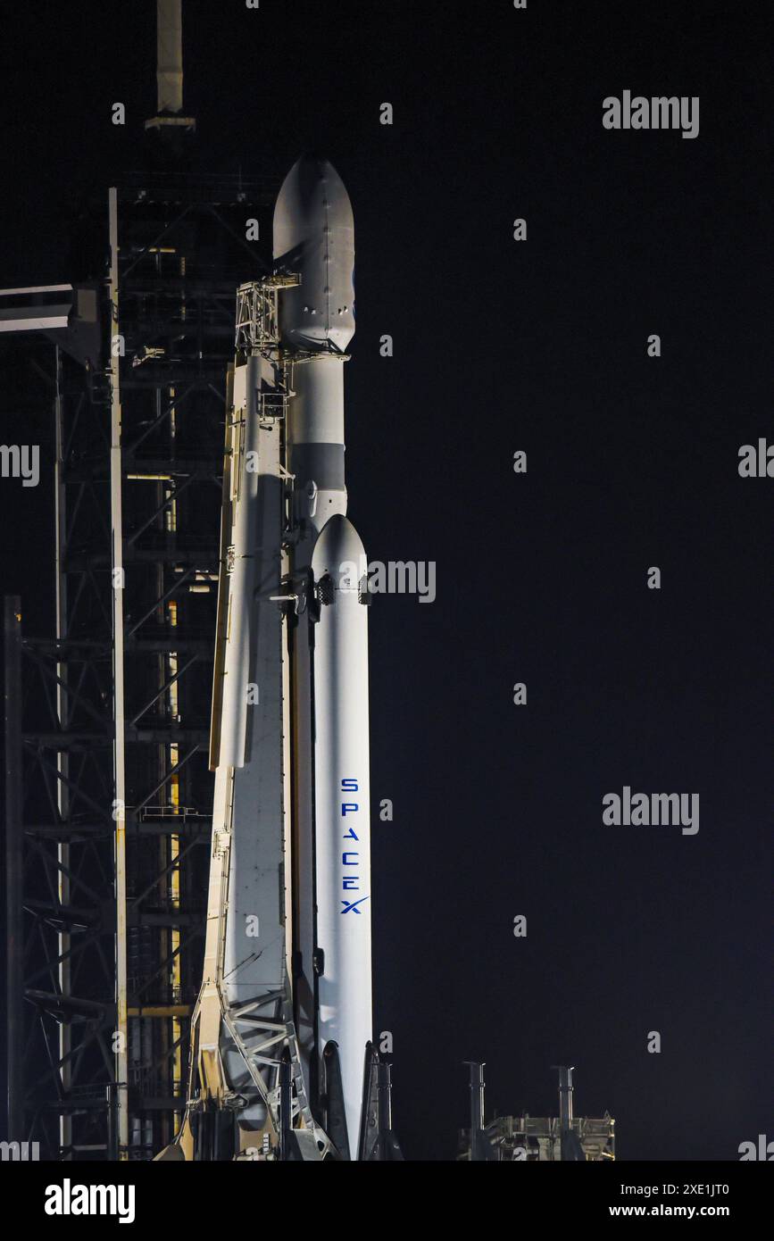 Falcon heavy booster landing hi-res stock photography and images - Alamy