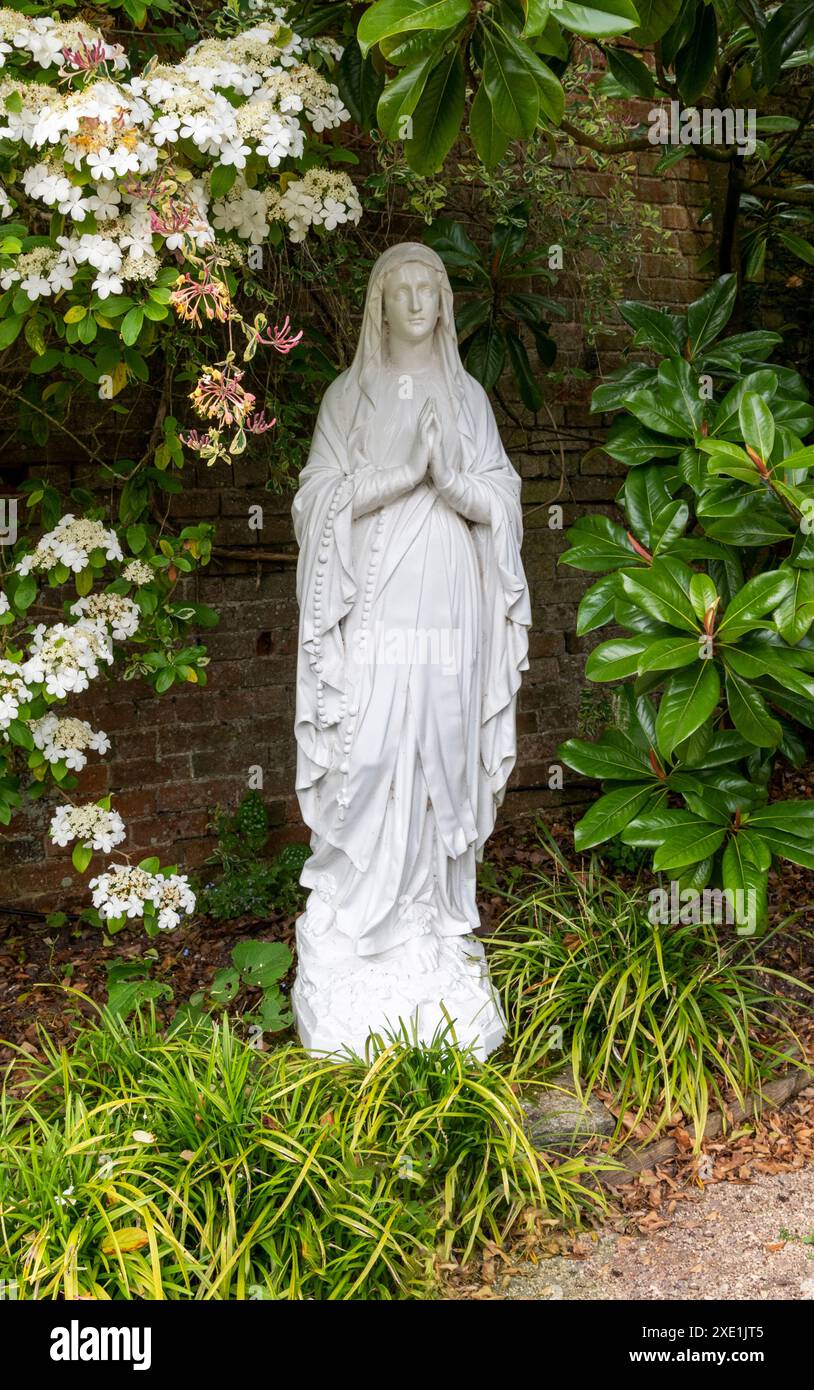 A religious garden statue of Our Lady, Mother Mary Stock Photo - Alamy