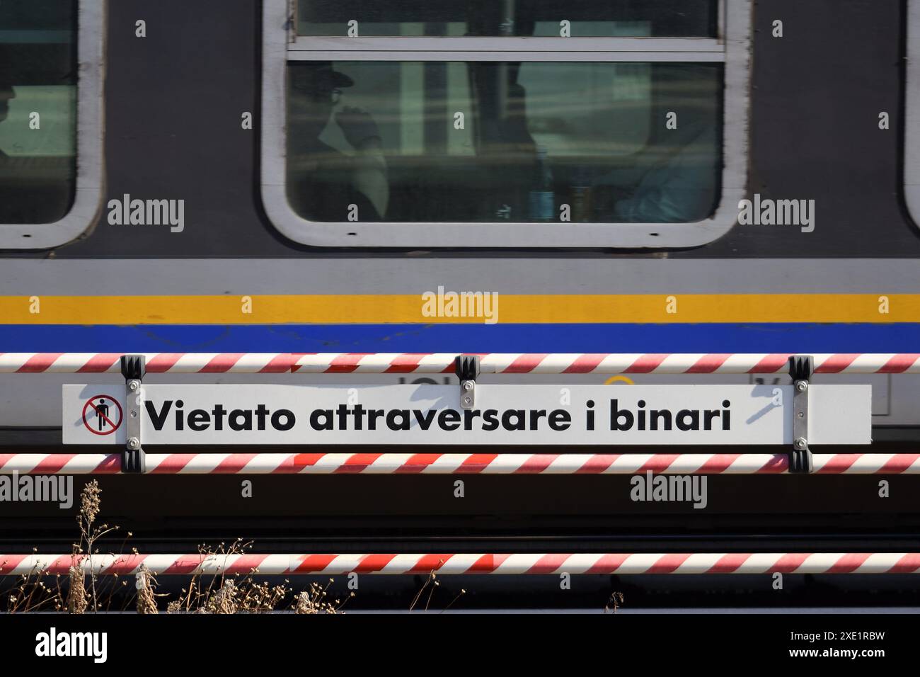 Warning sign train tracks hi-res stock photography and images - Alamy
