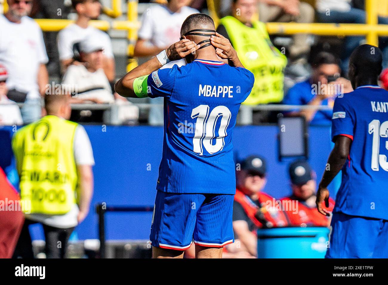 Kylian Mbappe mit Maske (Frankreich, #10) Frankreich vs. Polen, Herren ...