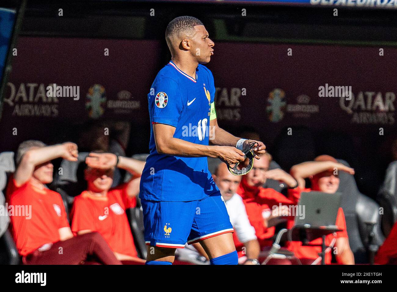 Kylian Mbappe mit Maske (Frankreich, #10) Frankreich vs. Polen, Herren ...