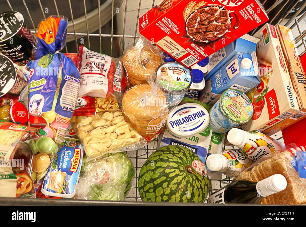 Einkaufswagen - hier bei REWE in Hannover am 25.06.2024 *** Shopping ...