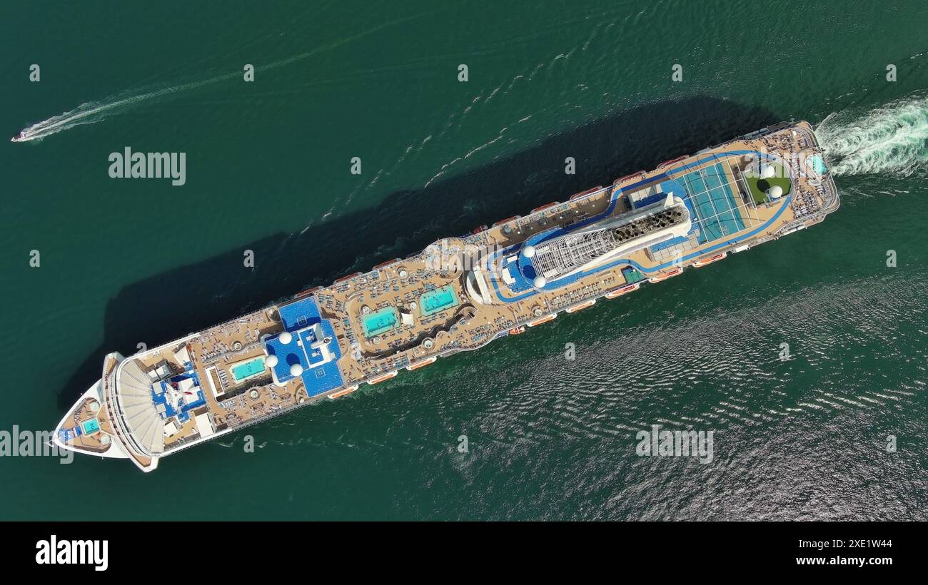 Sailing top view hi-res stock photography and images - Alamy