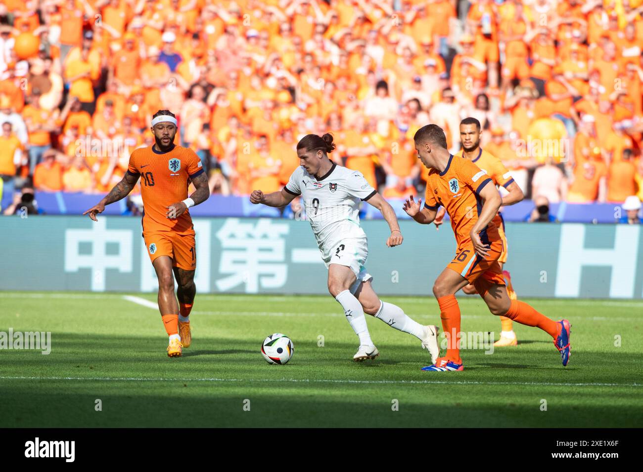 Marcel Sabitzer (Oesterreich, #09) im Zweikampf mit Memphis Depay (Niederlande, #10), Joey ...