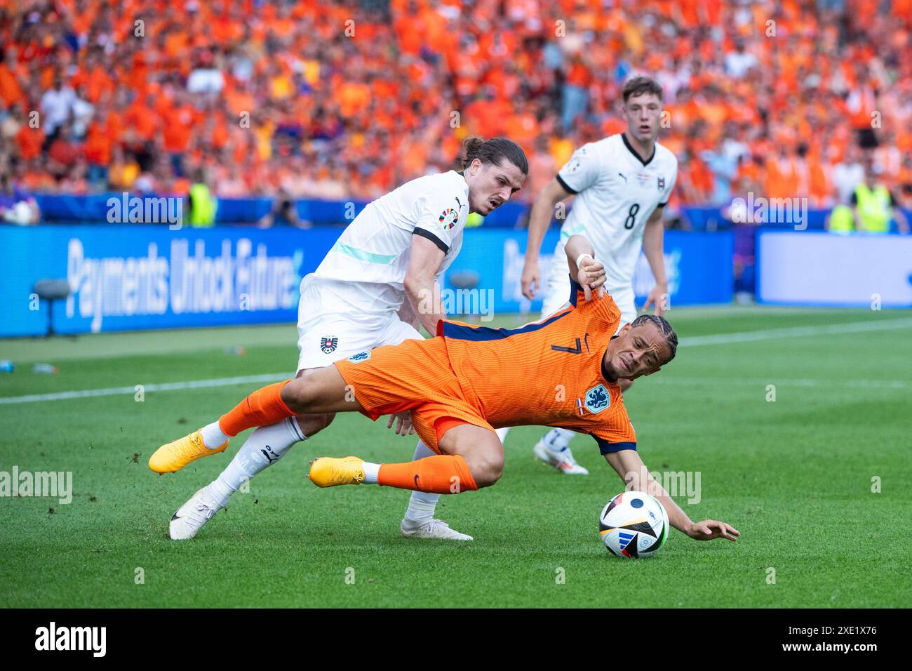 Xavi Simons (Niederlande, #07) im Zweikampf mit Marcel Sabitzer (Oesterreich, #09), GER ...