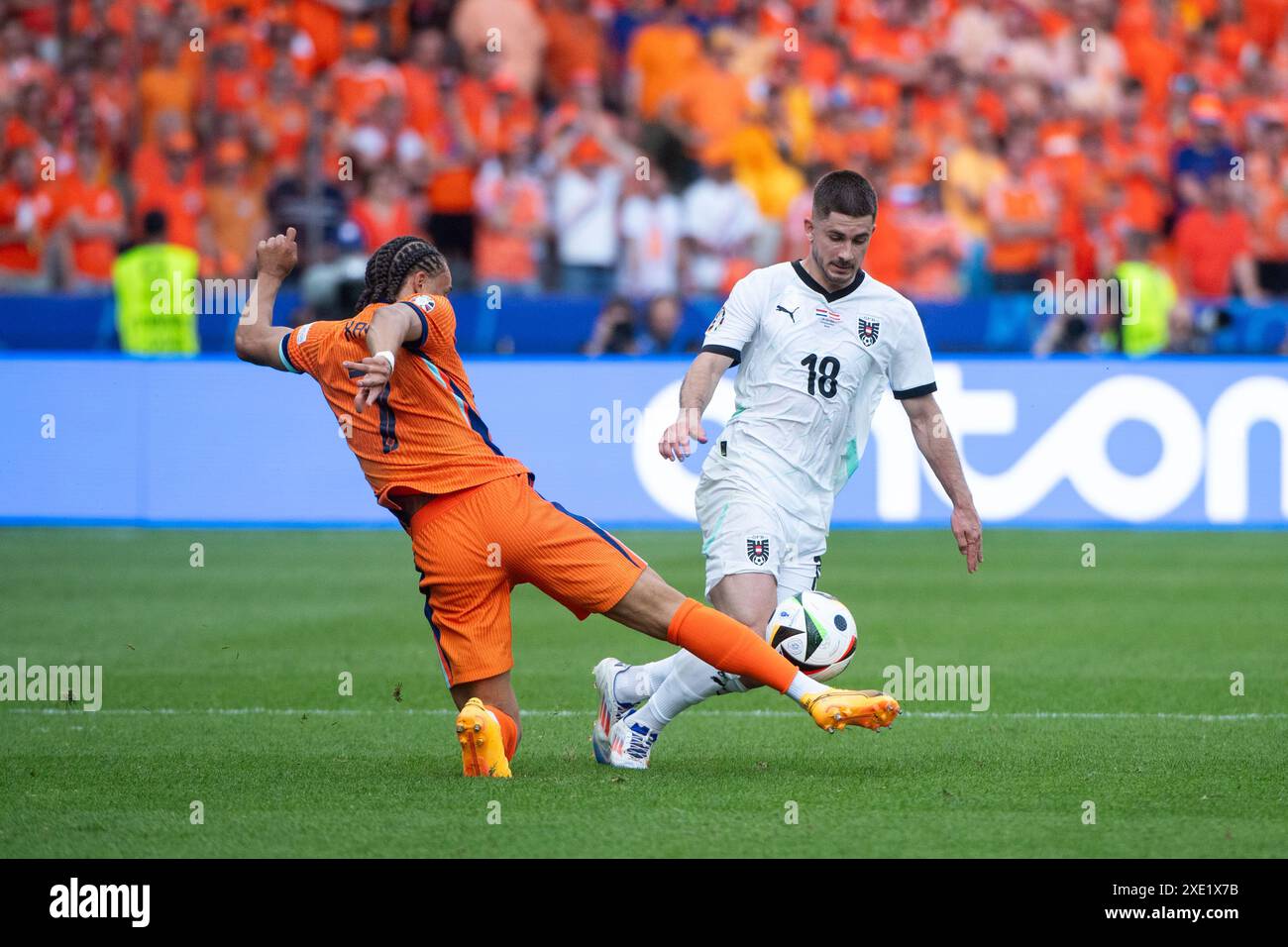 Romano Schmid (Oesterreich, #18) im Zweikampf mit Xavi Simons (Niederlande, #07), GER ...